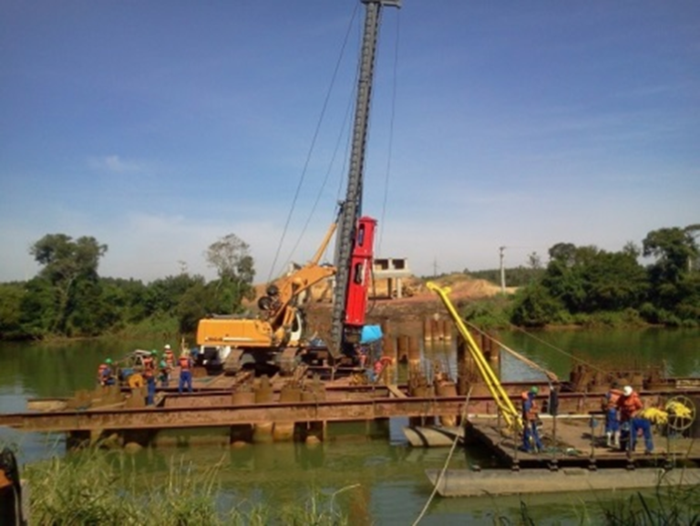 Bate-estacas - Construtora Serra da Prata